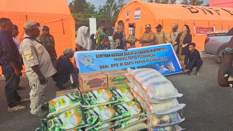 DPD RI Dapil Papua Pegunungan Bantu 2 Ton Beras dan Bama Bagi Korban Banjir Wamena | Website ...